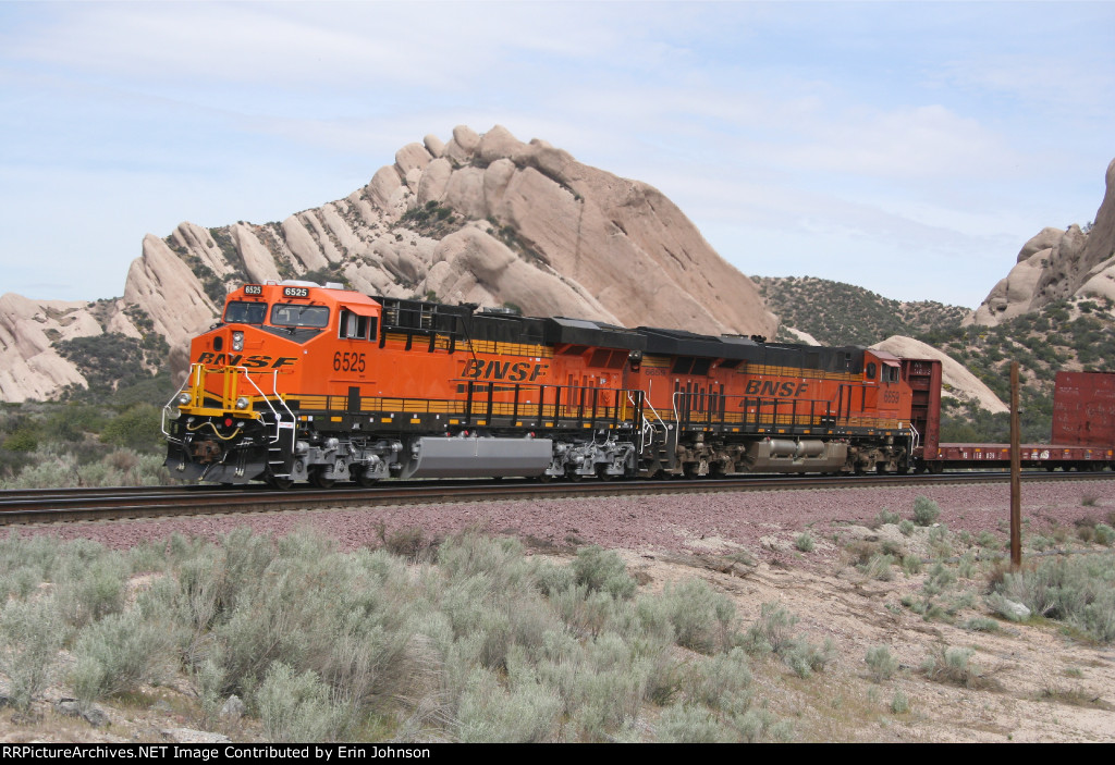 BNSF 6525 at Mormon Rocks, Cajon
